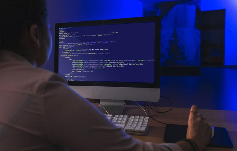 Apa Itu Web Developer? Deskripsi, Peran, dan Jenis Pekerjaannya